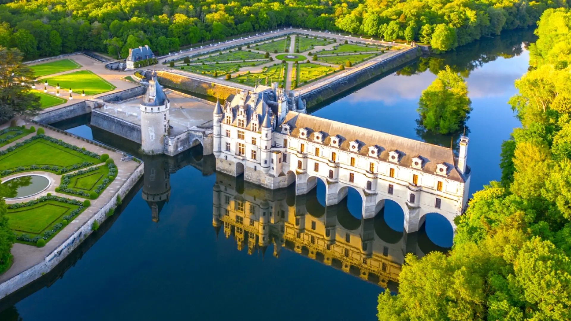 El increíble castillo construido sobre un río en el Valle del Loira