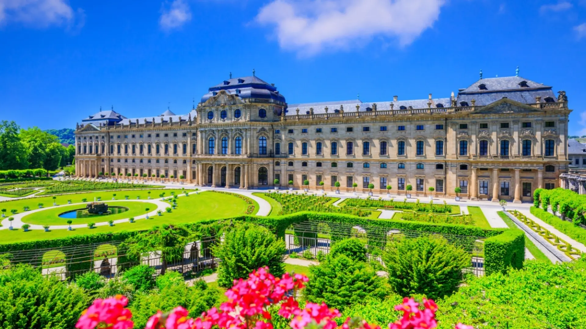 El bello palacio barroco que guarda el fresco más grande del mundo