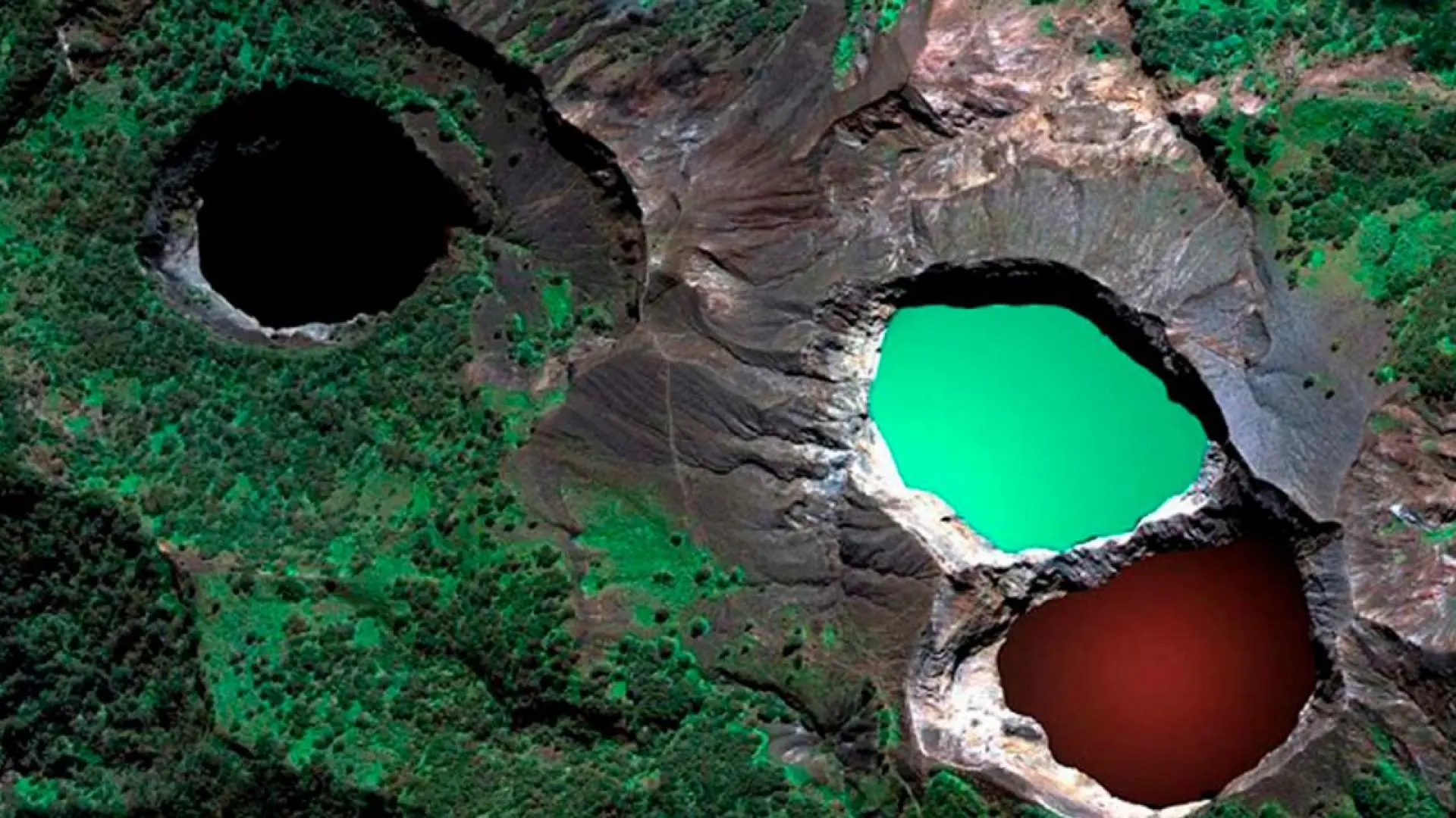 La impresionante isla con tres lagos de diferentes colores sobre un ...