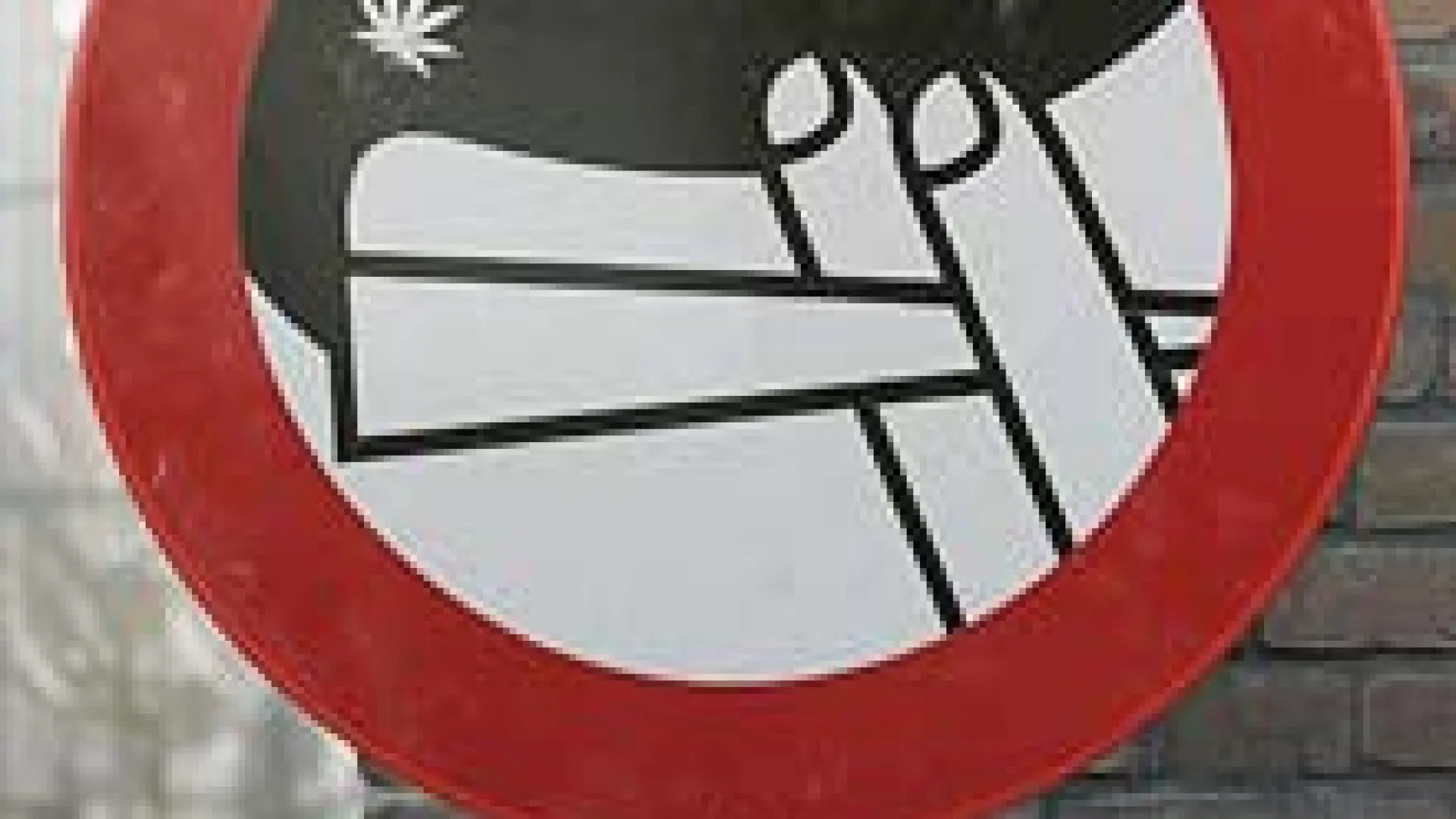 Amsterdam prohíbe fumar porros en las calles y lo avisa con señales