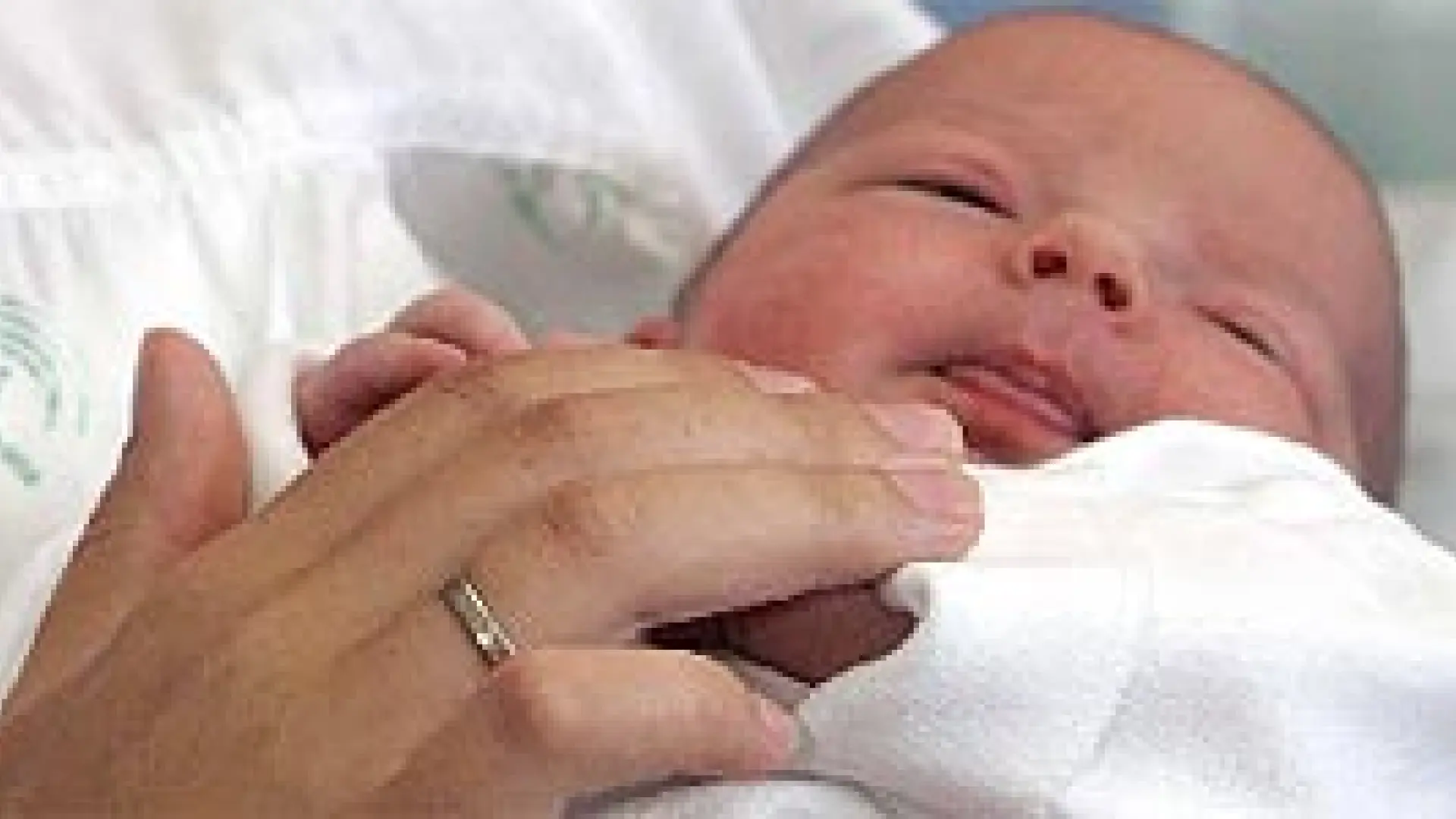 Los bebés nacidos por cesárea tienen casi tres veces más probabilidades ...