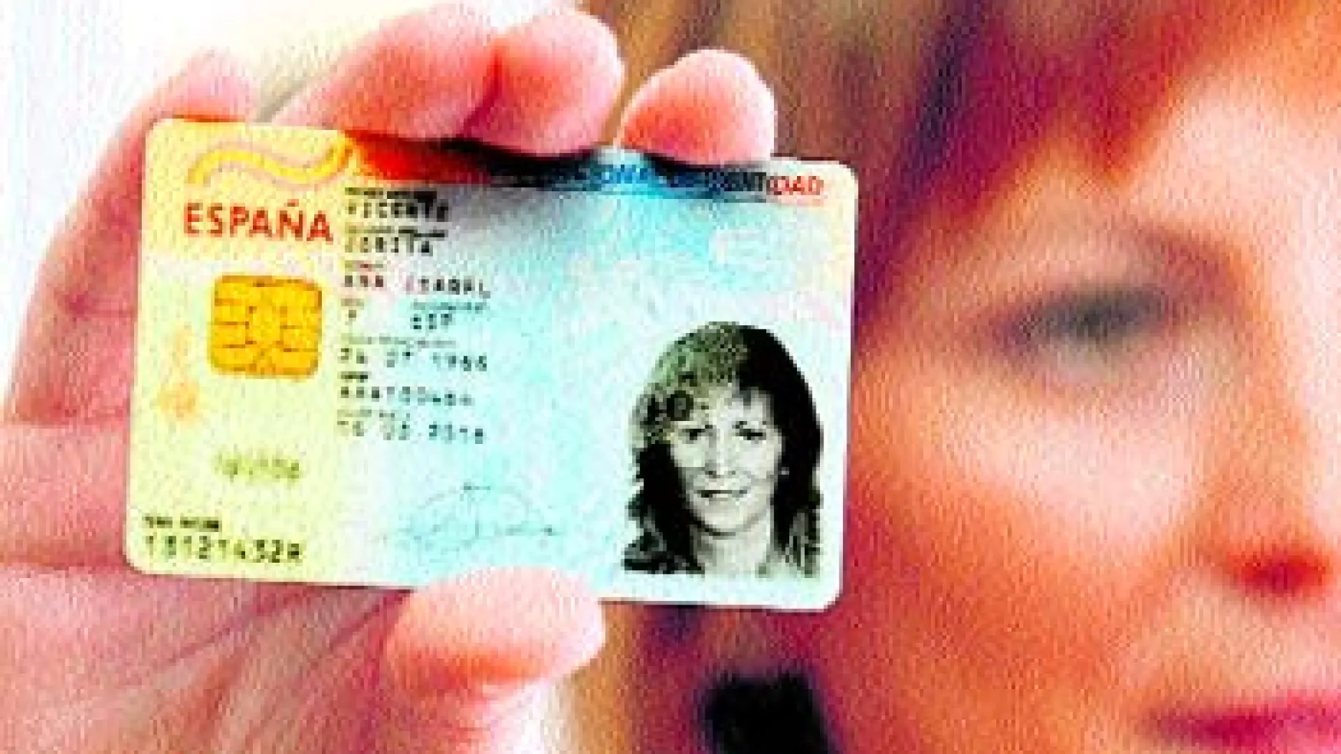 Colas diarias de tres horas para tramitar el DNI electrónico