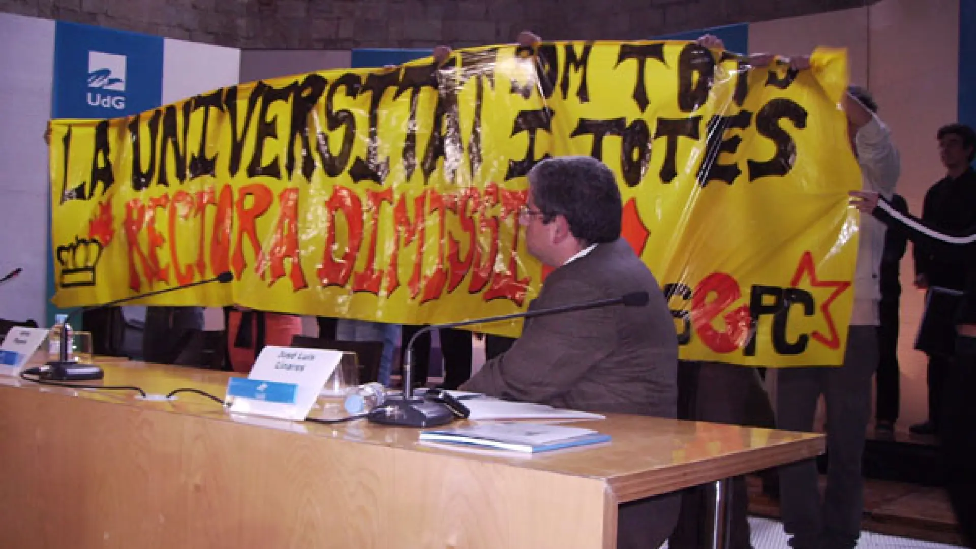 Estudiantes de la UdG irrumpen en la inauguración del curso académico