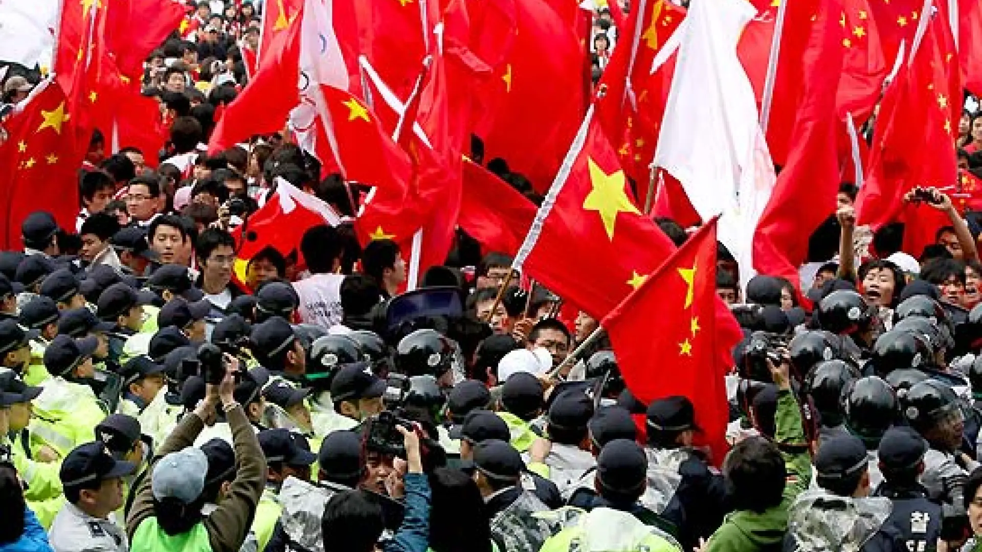 Dos personas intentan inmolarse durante el recorrido de la antorcha ...