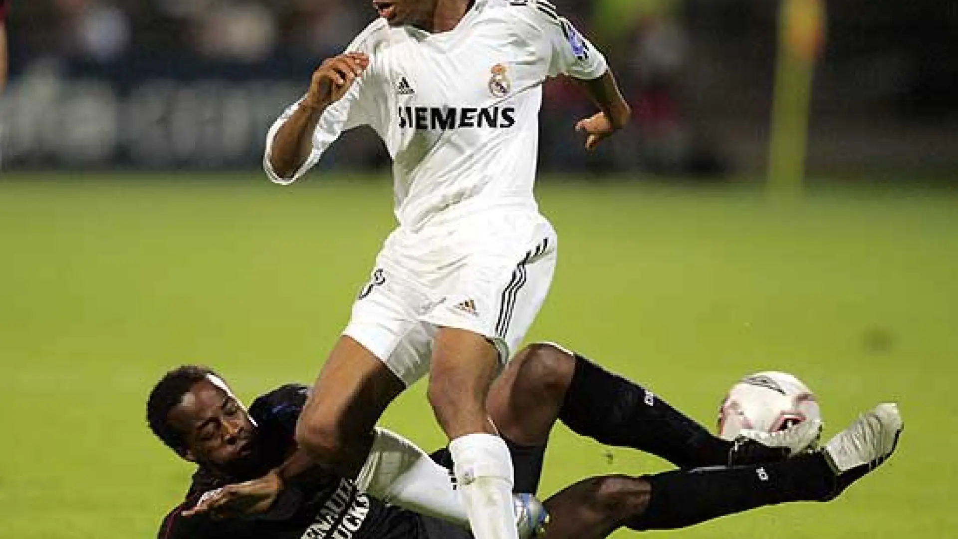 El agente de Robinho reconoce contactos con el Barça