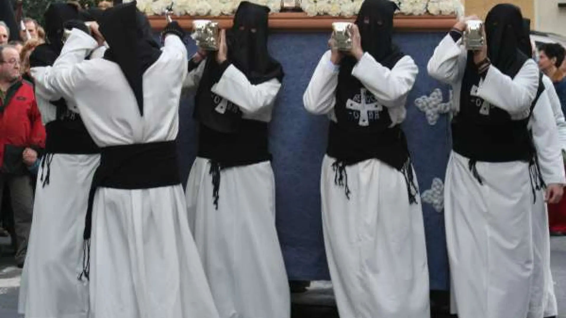 El crespón blanco en Semana Santa, ¿cuestión de fe o una manifestación ...