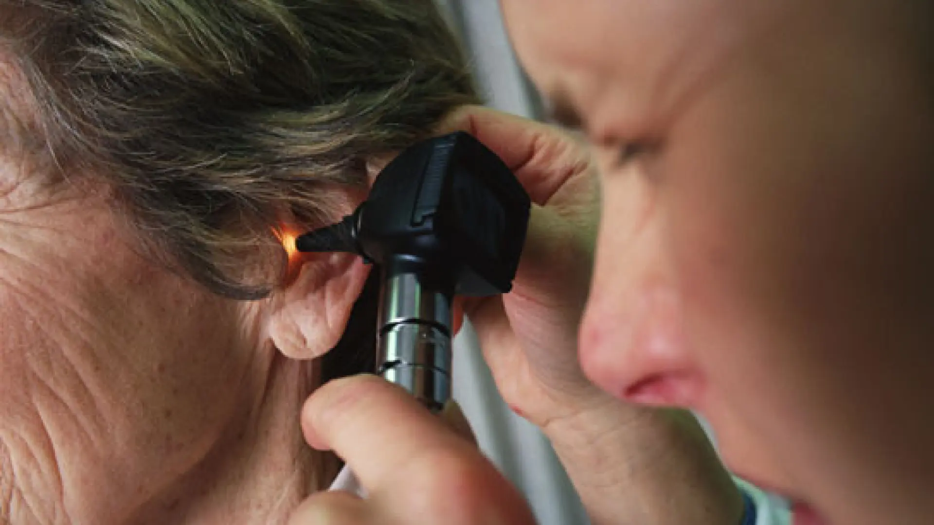 Secarse bien los oídos después de cada chapuzón, clave para evitar la ...