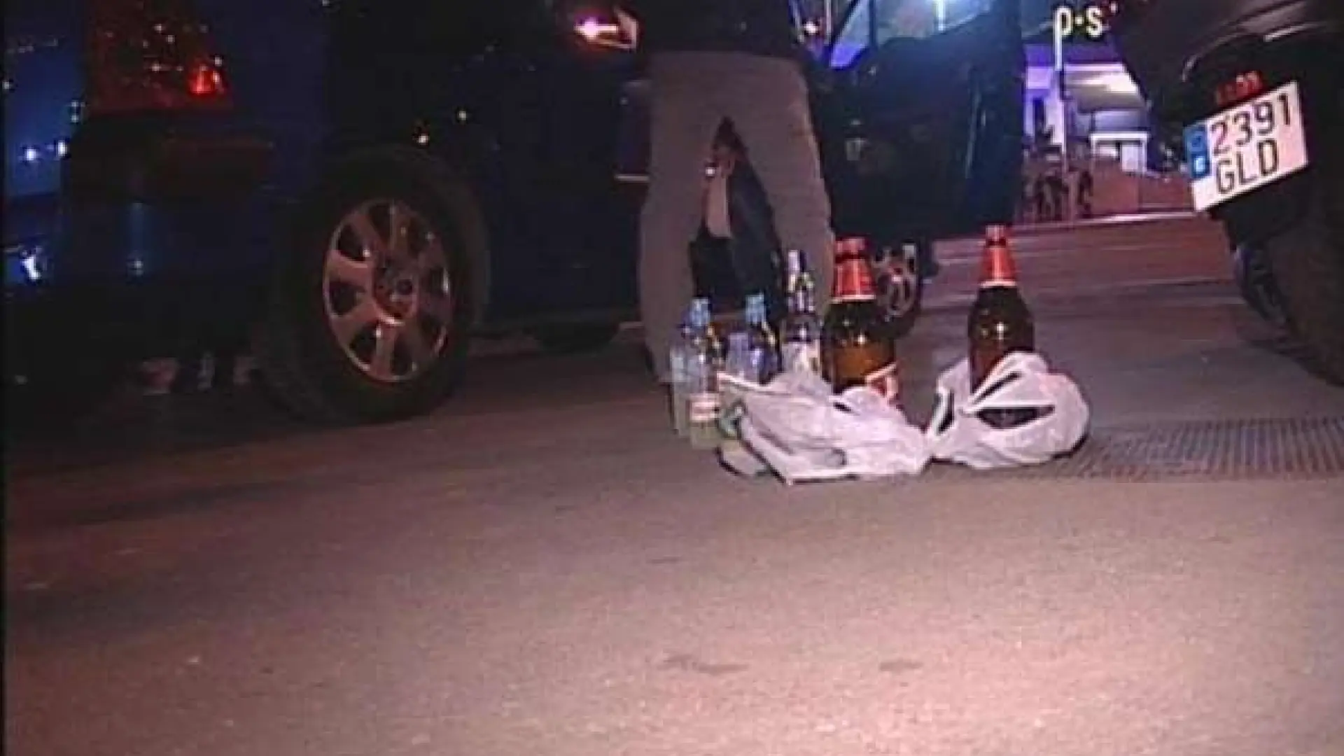 Más de 3.000 jóvenes celebran un macro botellón en el Charco de la Pava