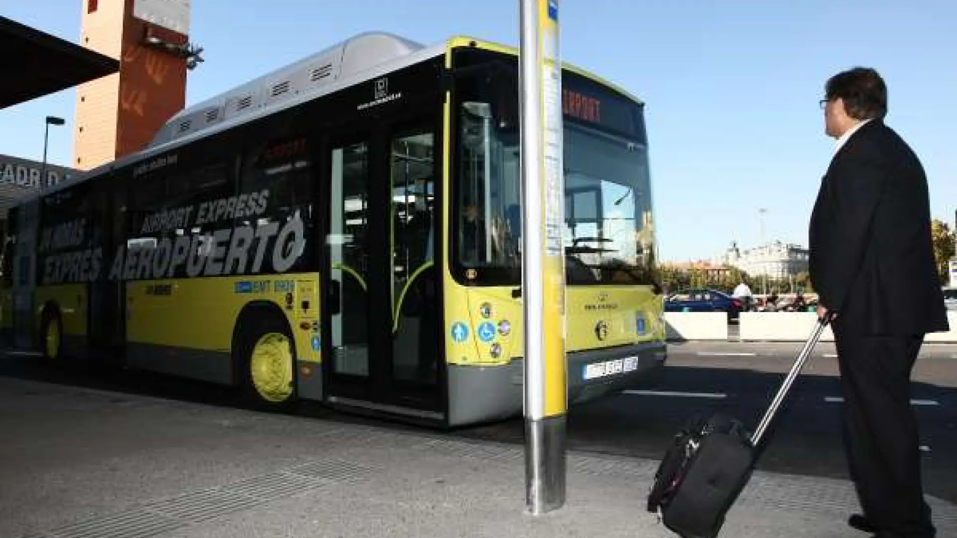 Una línea exprés de autobús conecta el aeropuerto con el centro de la ...
