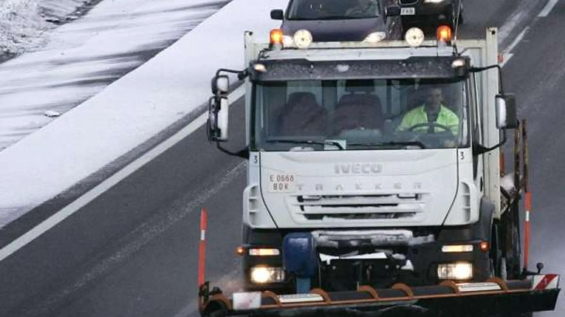 El hielo obliga a cortar una carretera en Burgos y la nieve obliga a usar cadenas en ...