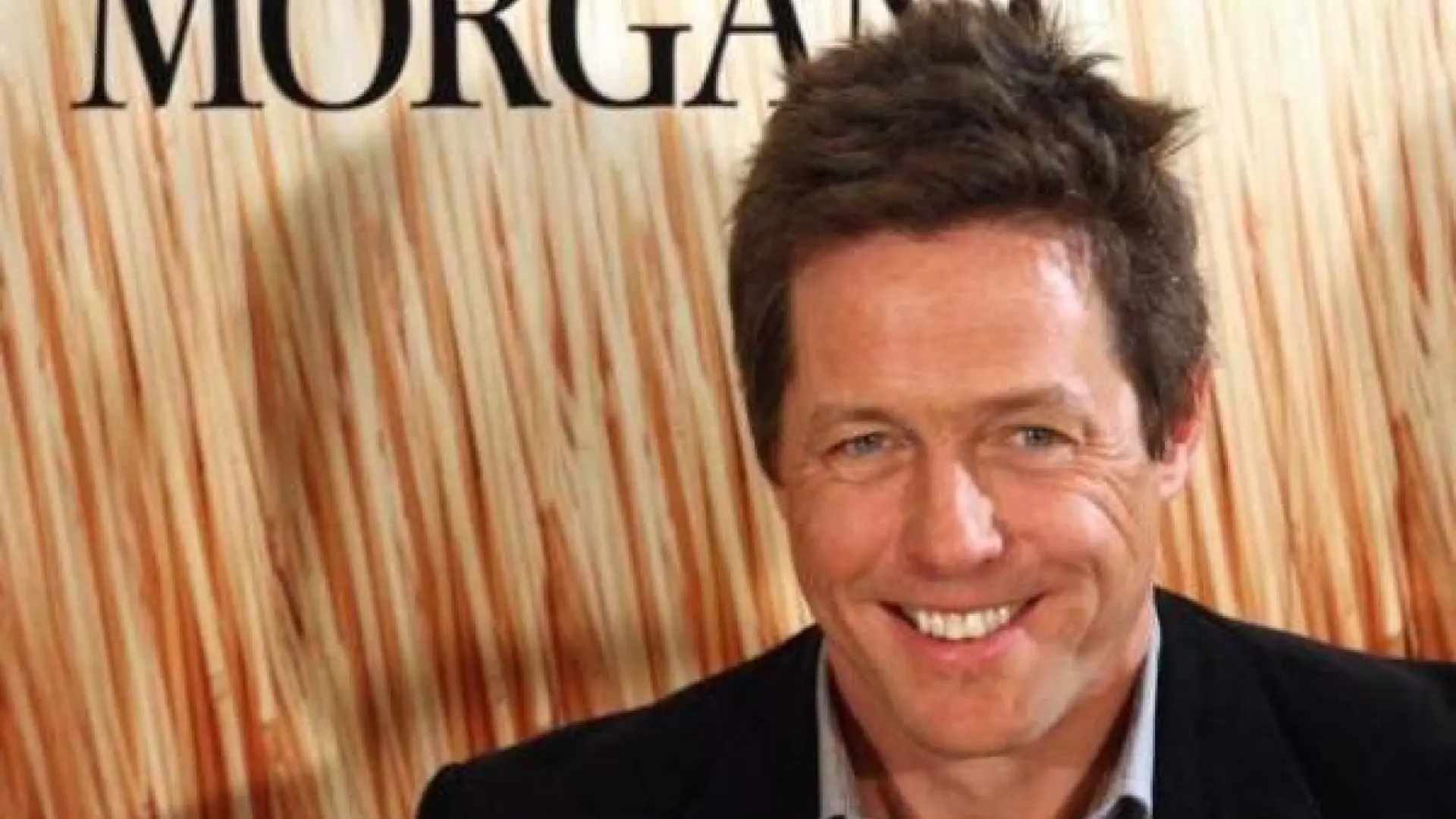 Hugh Grant podría ser el sucesor de Charlie Sheen en la serie 'Dos ...