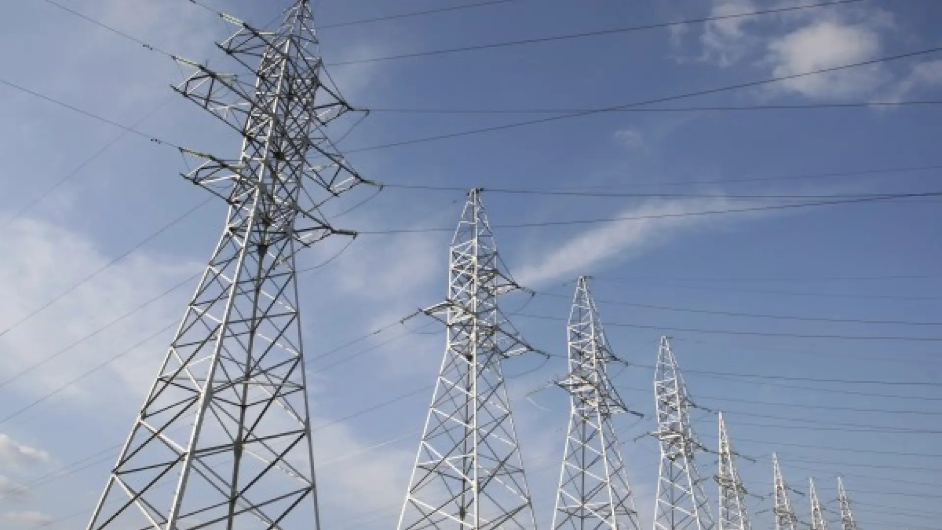 La CNE recomienda al Gobierno subir la luz en julio