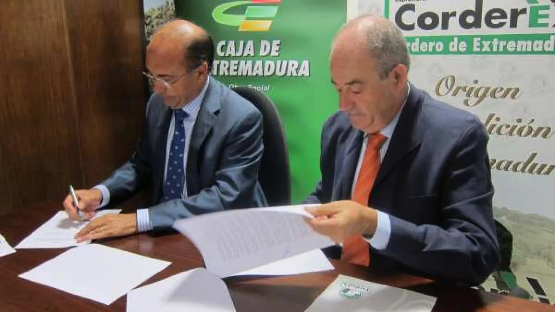 Corderex y Caja de Extremadura renuevan su convenio de colaboración ...