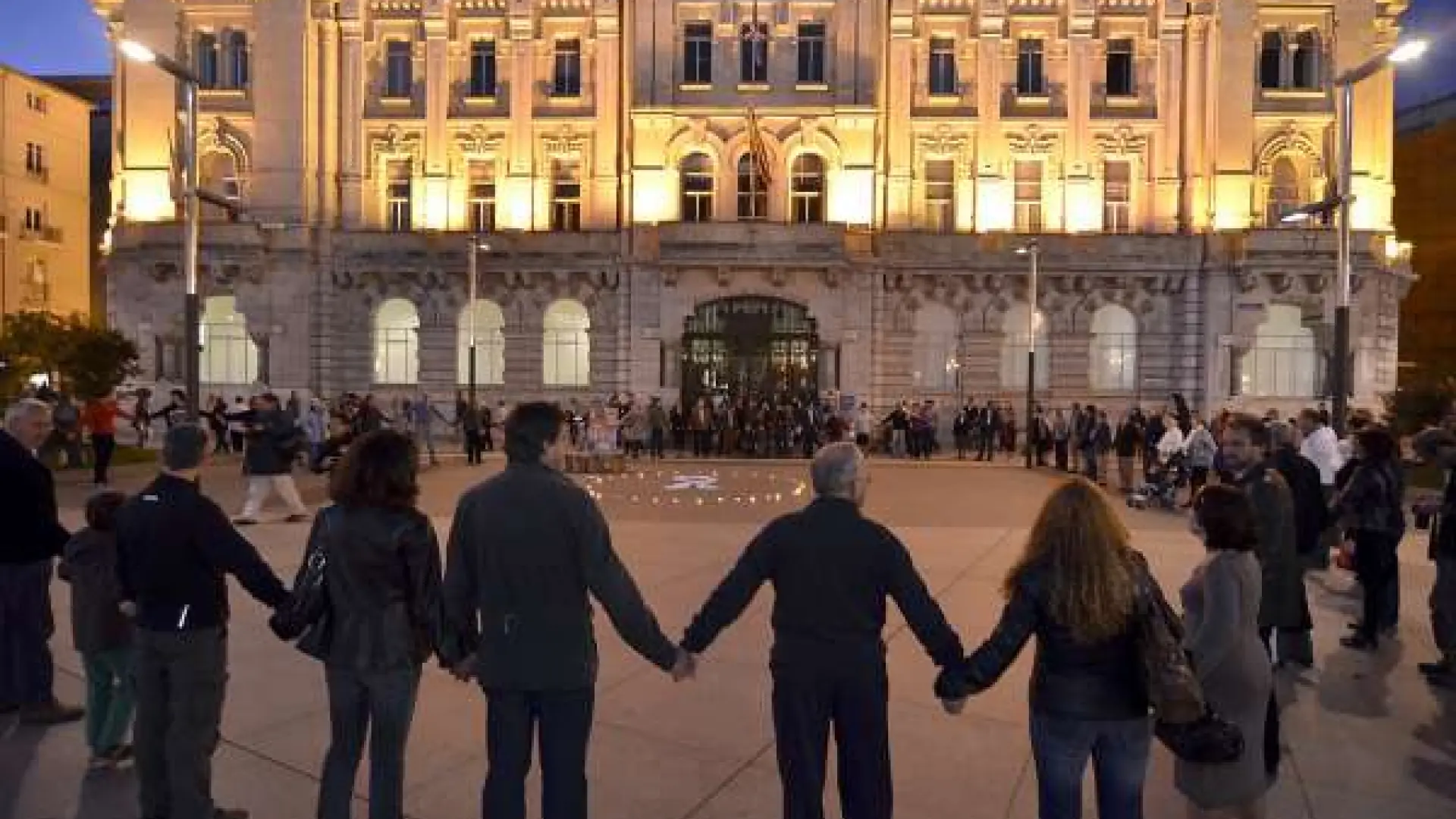 Más de un centenar de personas forman una rueda contra la violencia ...