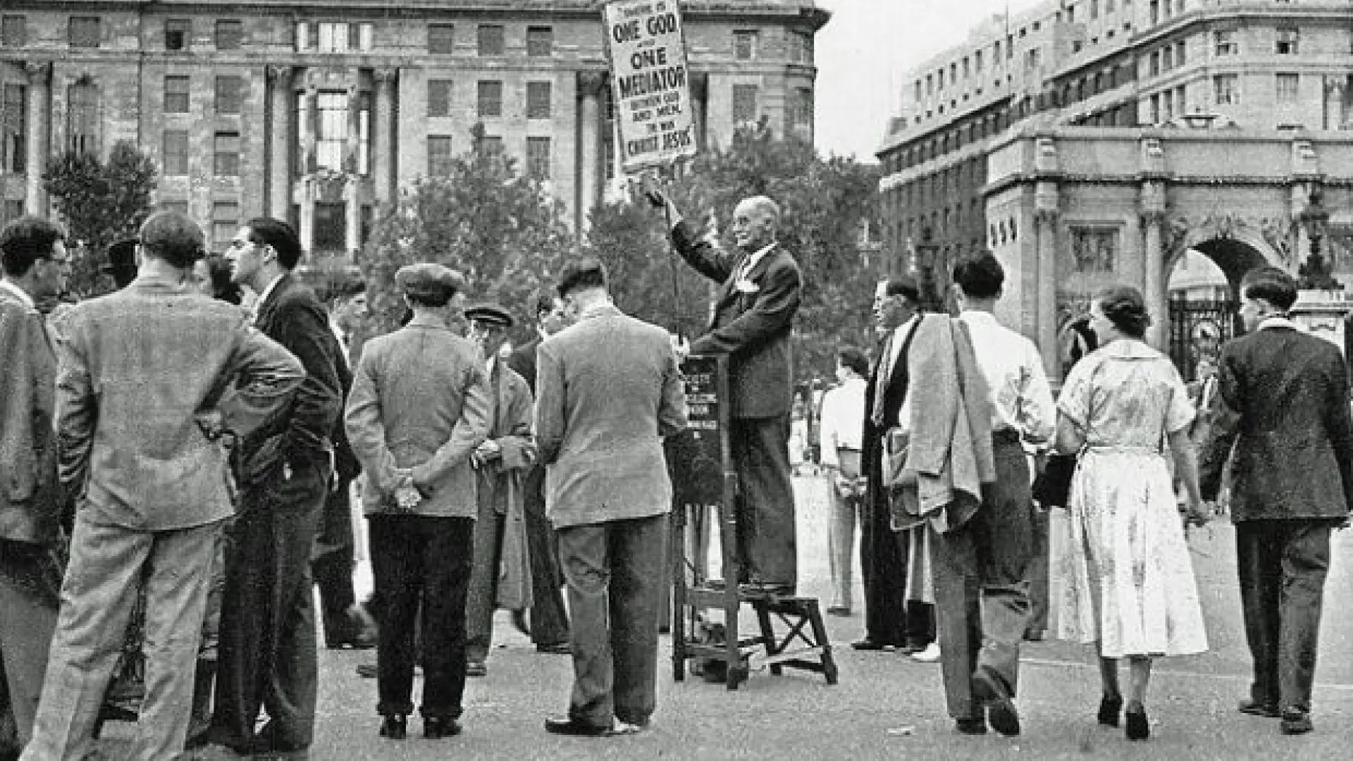 ¿Cuál es el origen de la expresión “Montar un poyo”?