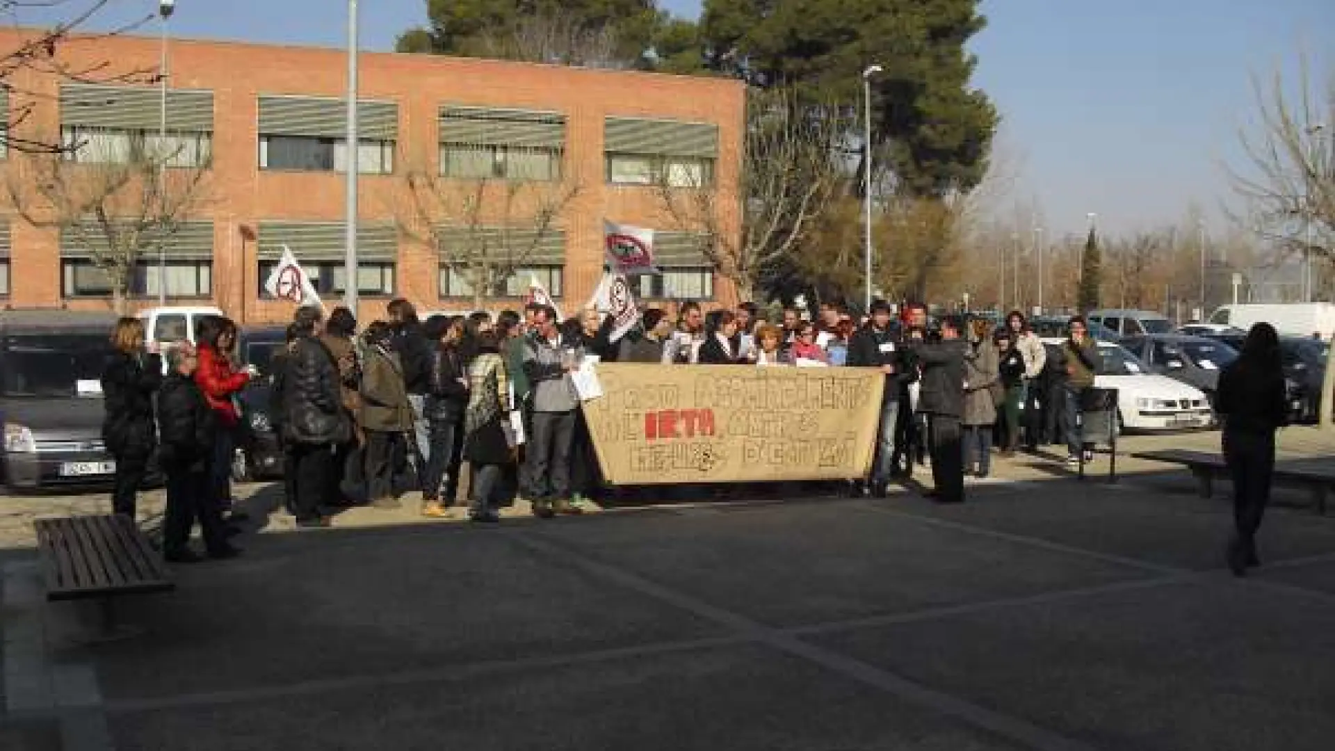 Una treintena de trabajadores del Irta protestan en Lleida por los ...