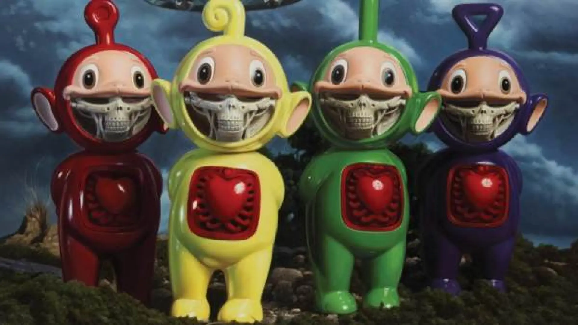 Un avión convertido en calavera, Teletubbies macabros, banderas de EE ...