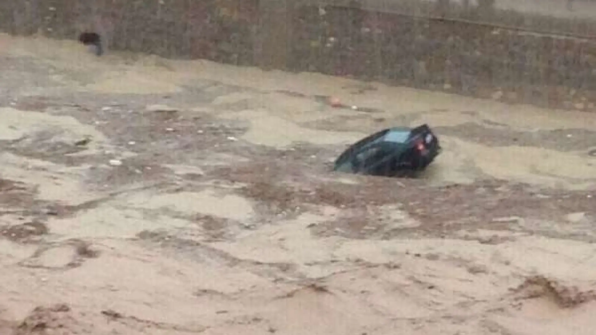 ¿Sabes cómo salir del coche en una riada?