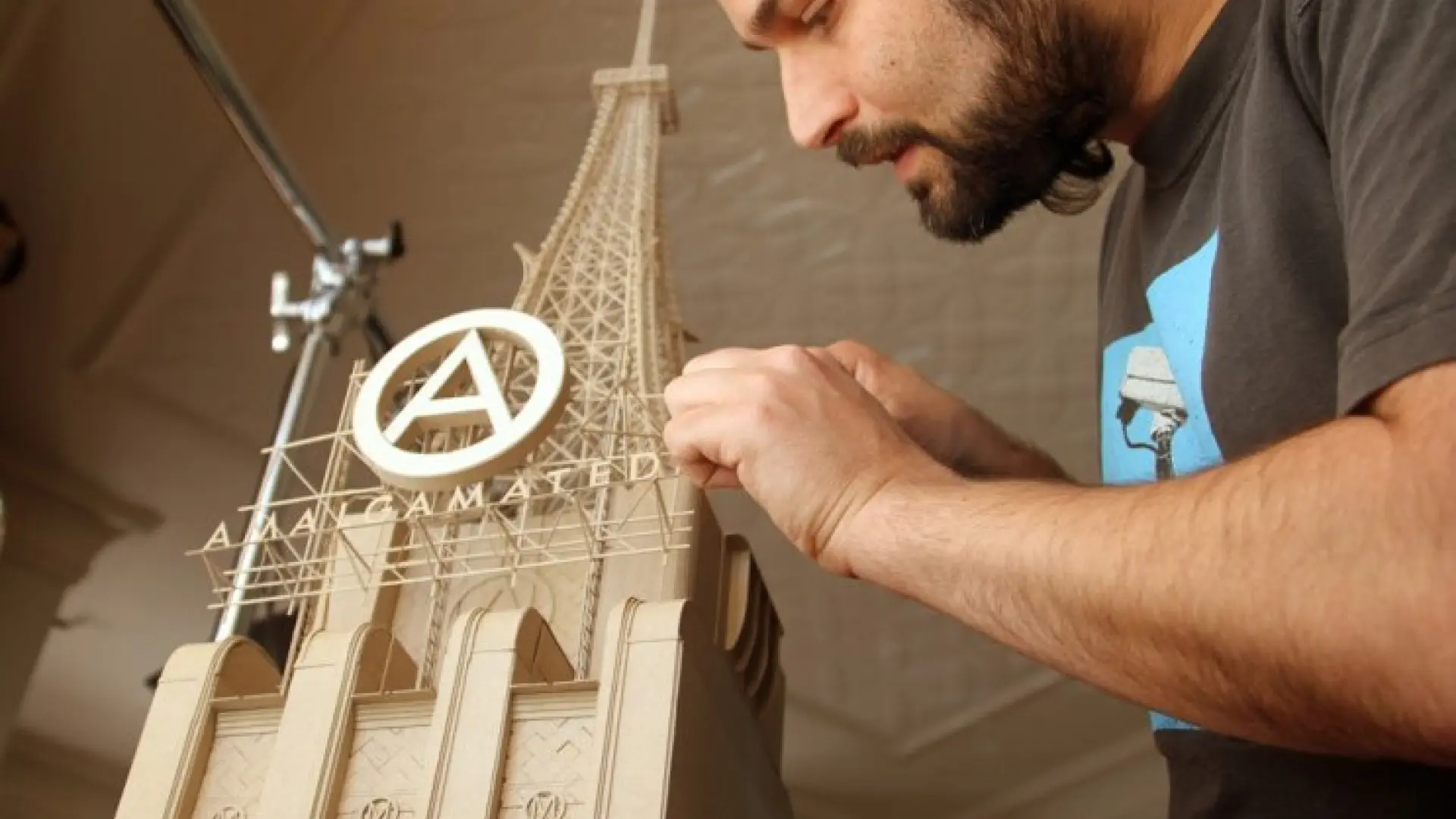 Daniel Agdag construye máquinas fantásticas con cartón de cajas