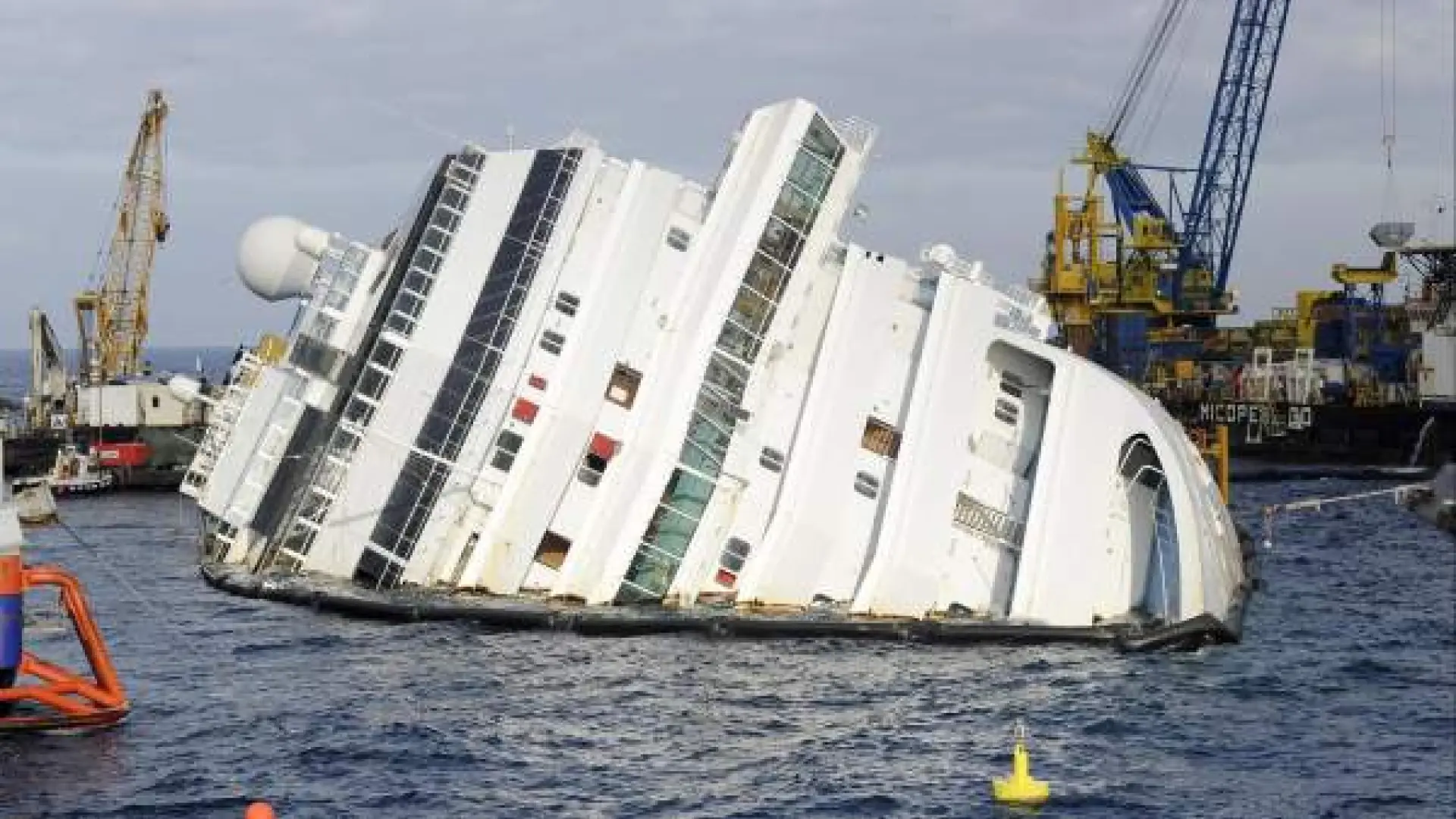 Primer aniversario del naufragio del Costa Concordia con el barco aún ...