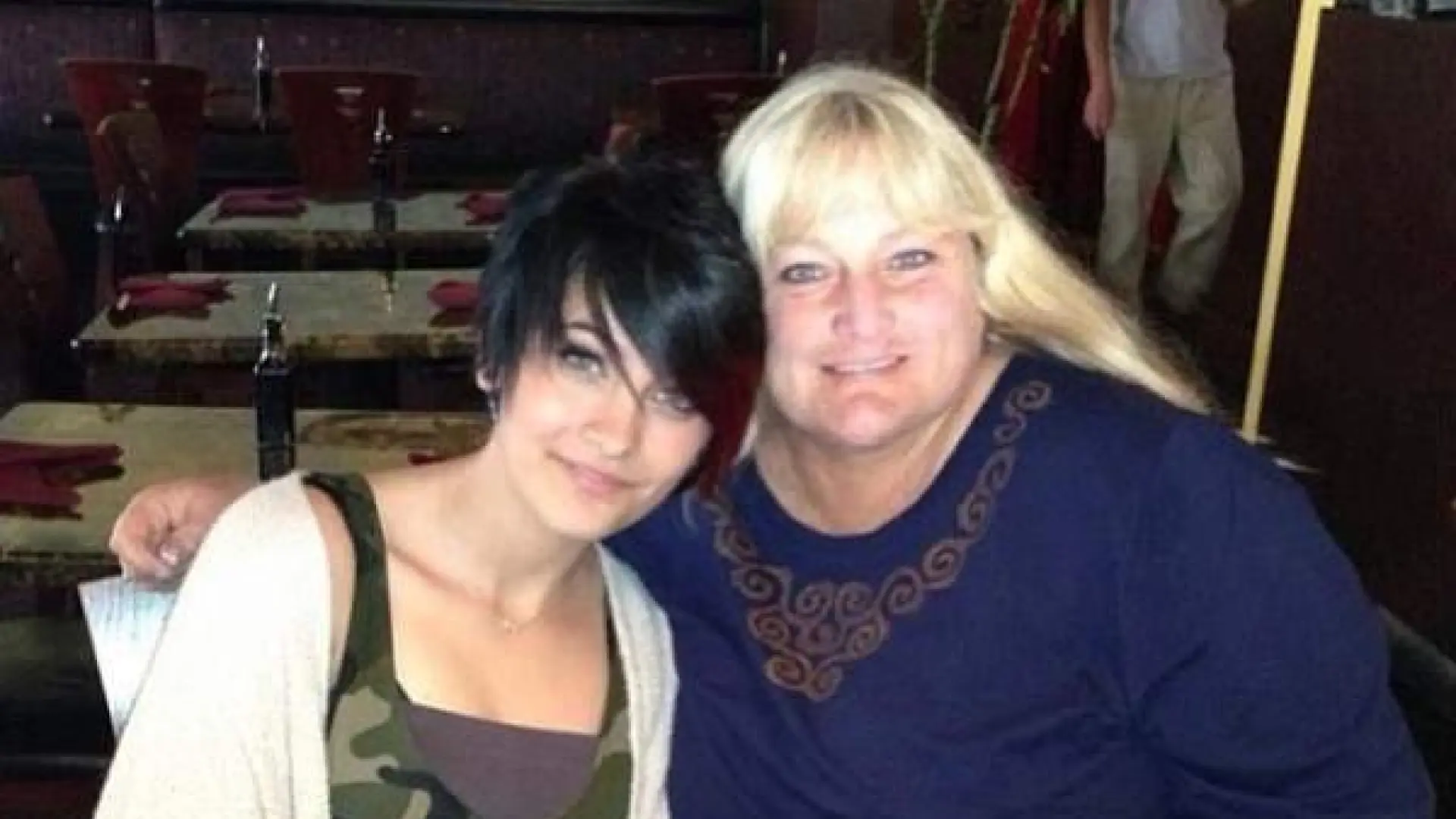 Paris Jackson recupera el tiempo perdido con su madre biológica, la ...