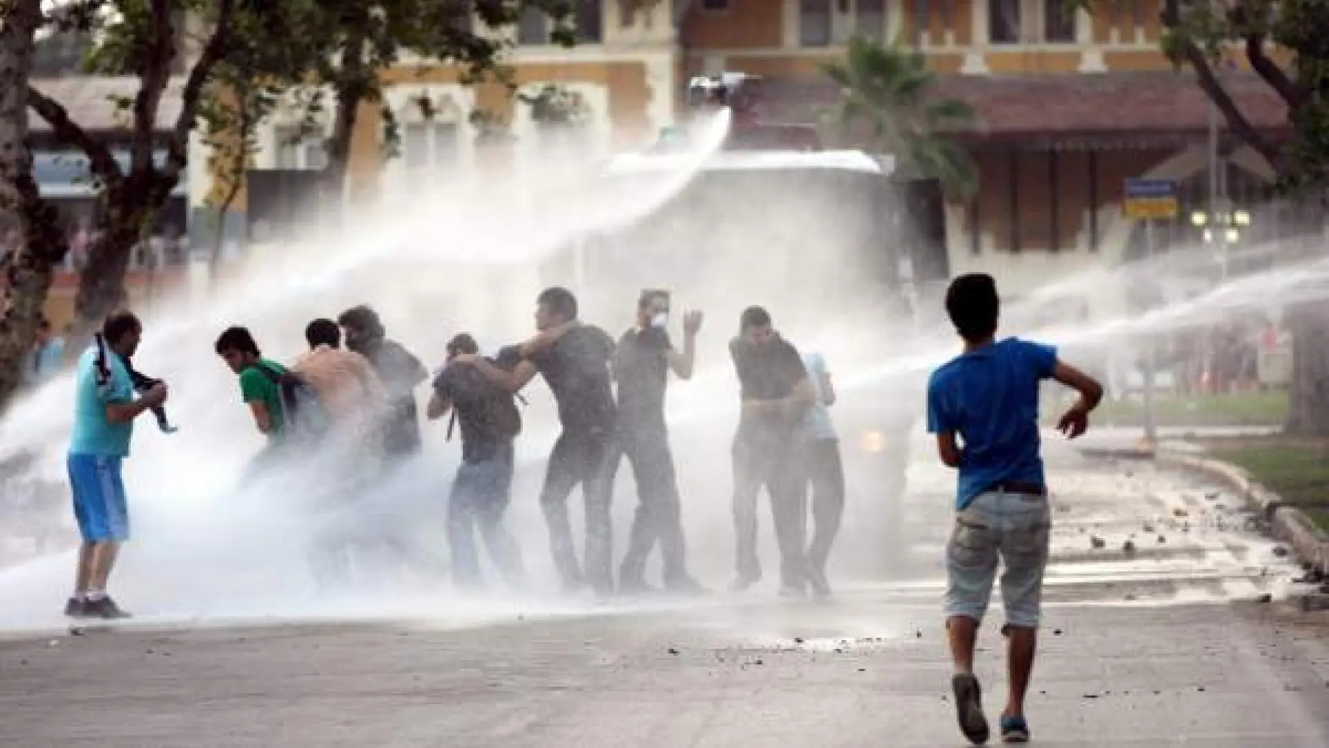 La policía turca detiene a 29 personas por tuitear frases que ...