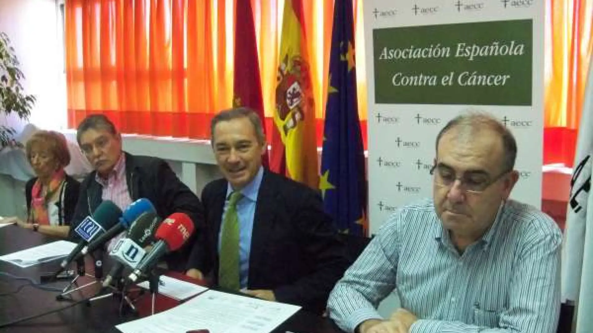 La AECC celebra su 60 aniversario en León con una marcha solidaria para ...