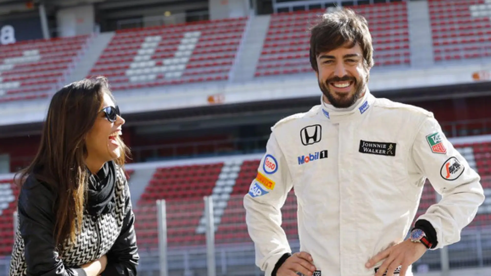 Fernando Alonso declara su amor por su novia y hace las paces con la prensa