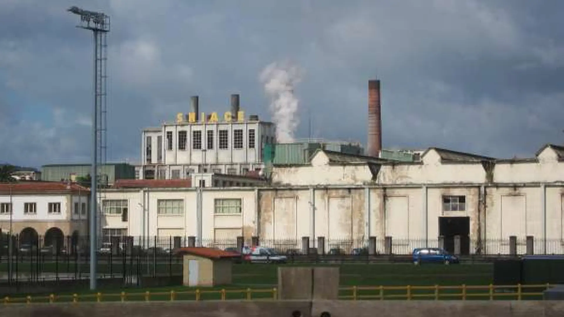 Sniace reduce sus pérdidas a menos de la mitad, hasta 864.000 euros