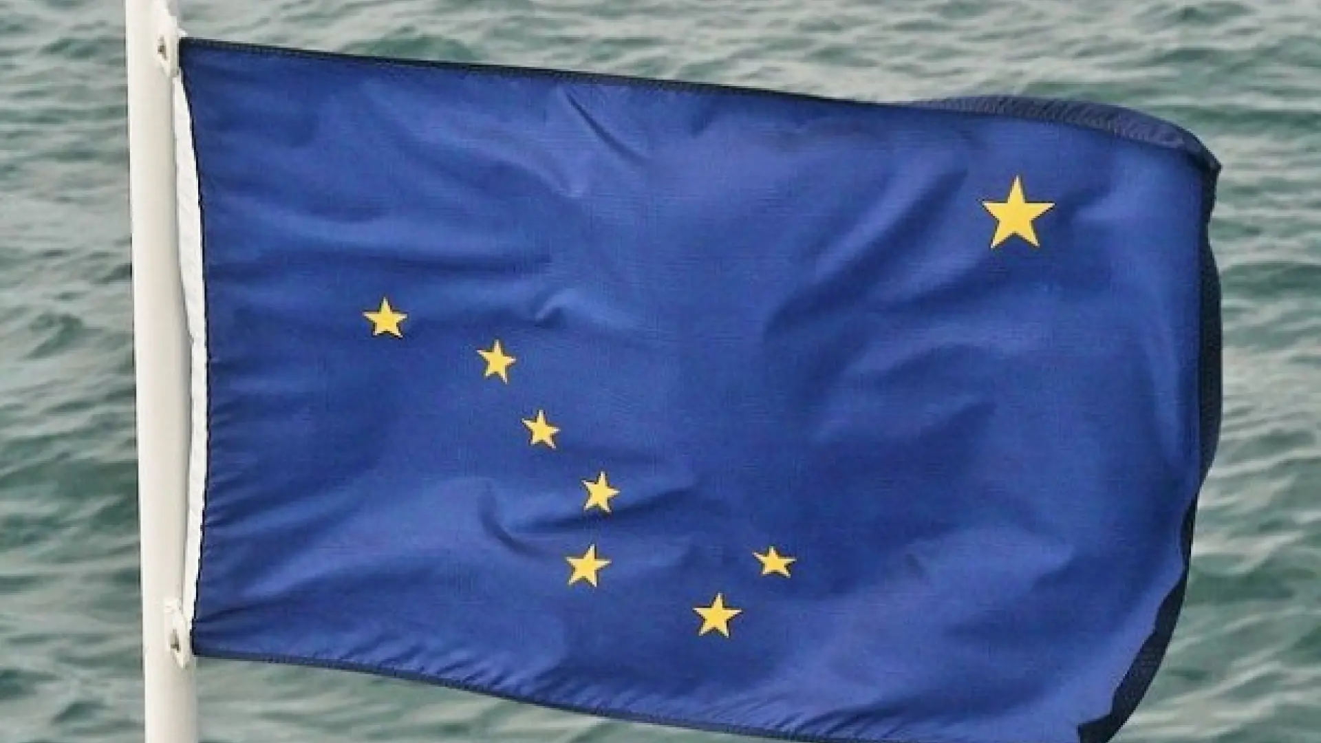 El curioso origen de la bandera de Alaska