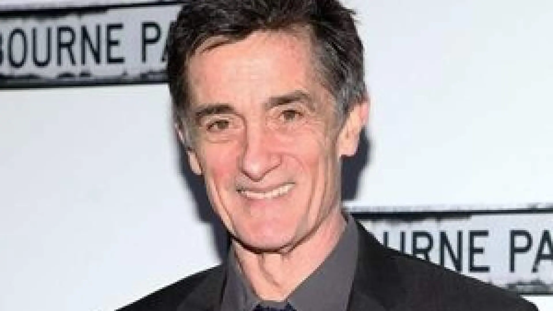 Fallece Roger Rees, actor de las series 'Cheers' y 'El ala oeste de la ...