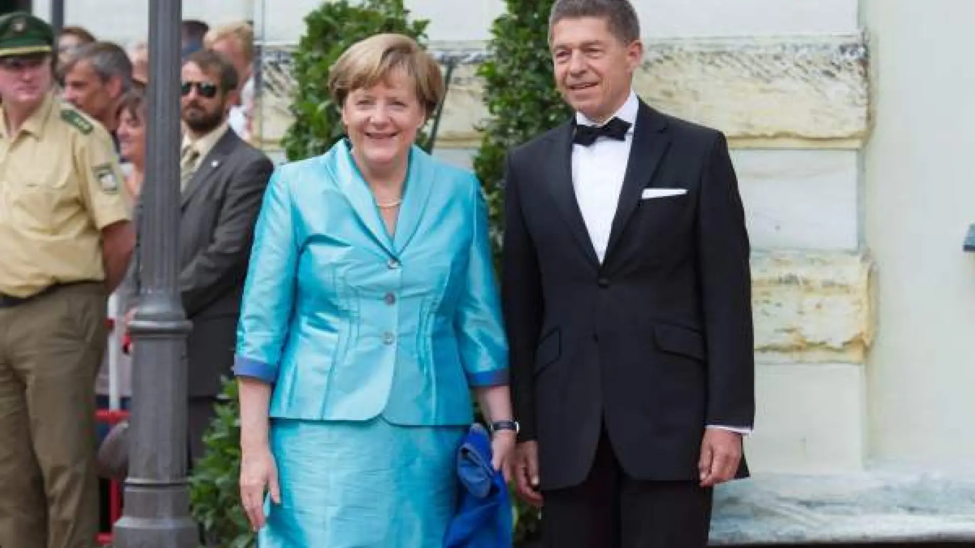 Angela Merkel sufrió una caída en la ópera al romperse su silla, según ...