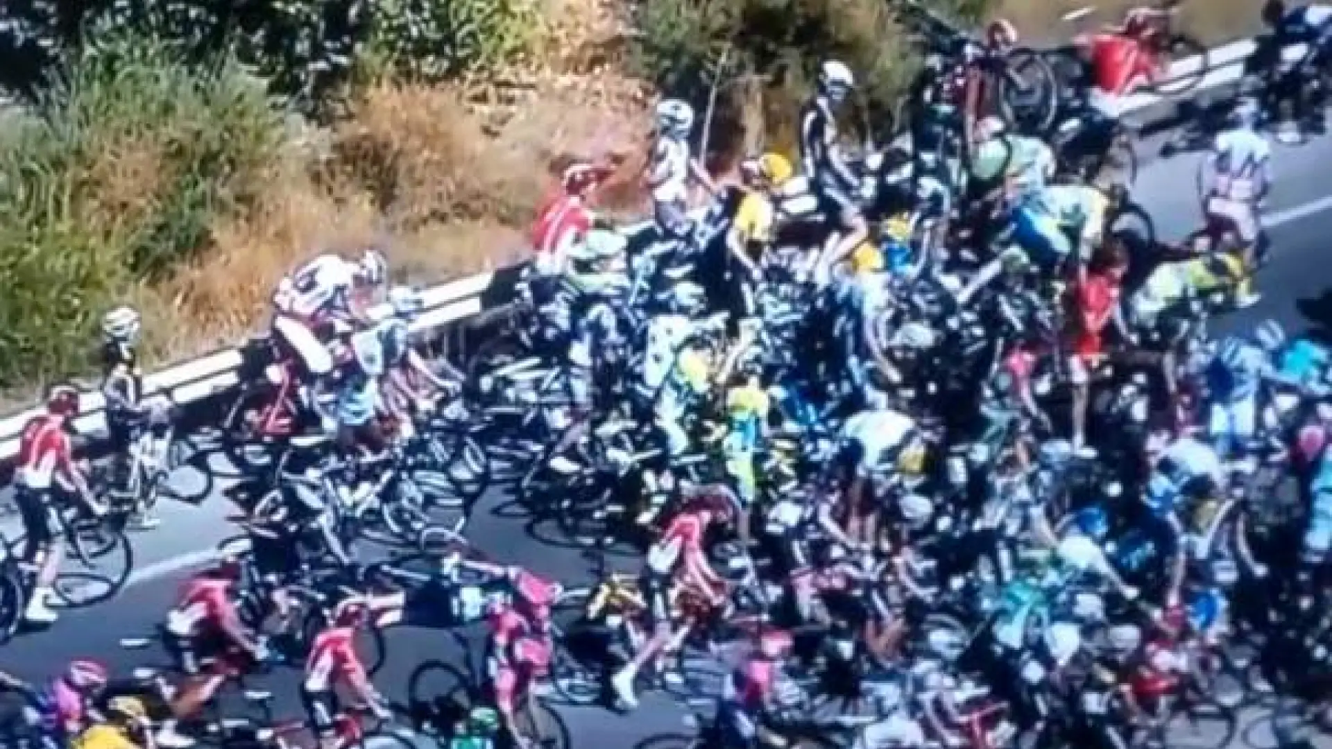 Una caída masiva marca la segunda etapa de la Vuelta, en la que Esteban ...