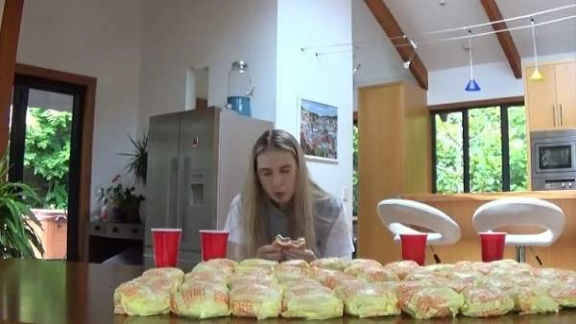 Nela Zisser, la modelo capaz de engullir 45 'cheeseburgers' seguidas y ...