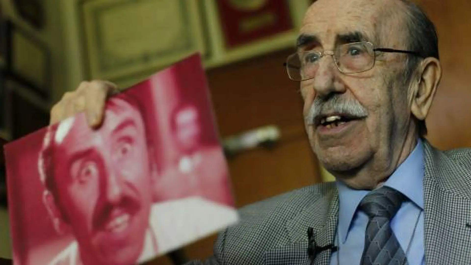 El actor Jesús Guzmán, el cartero de 'Crónicas de un pueblo', cumple 90 ...