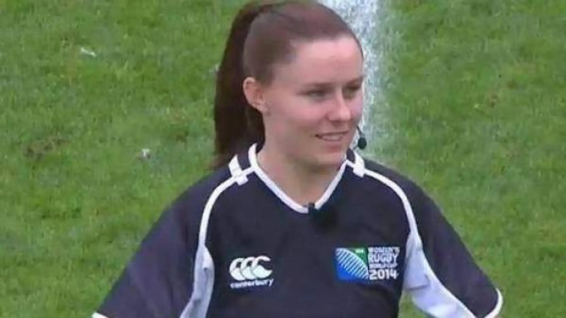 Amy Perrett, una mujer arbitrando en la élite del rugby