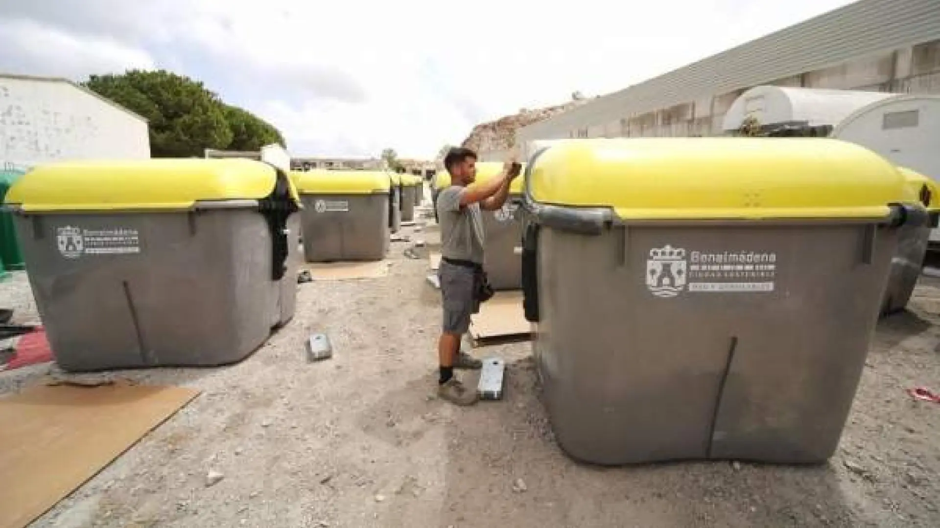 Benalmádena instala 200 nuevos contenedores de envases que permiten ...