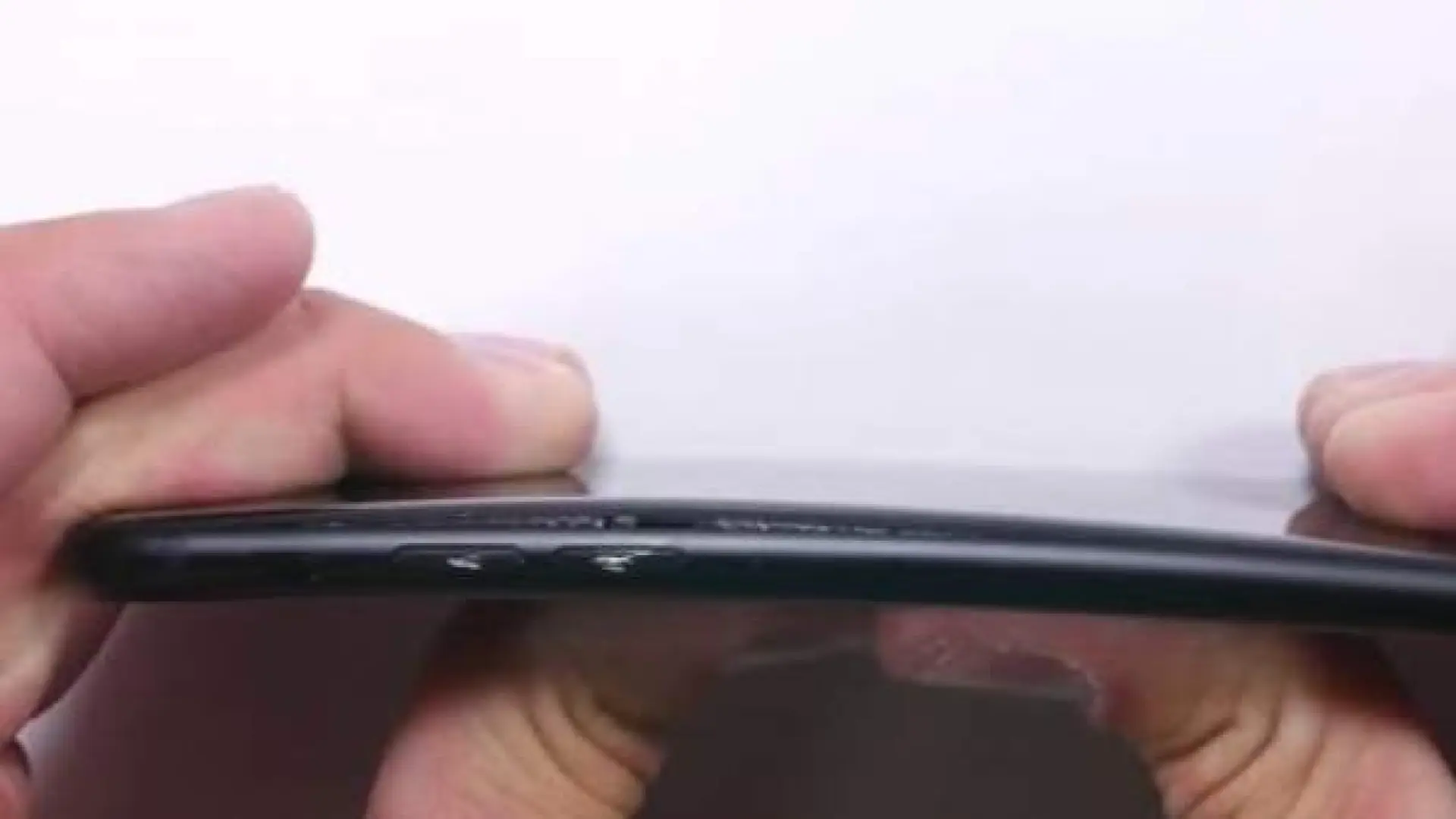 El iPhone 7, doblado, rayado e incluso quemado para probar su resistencia