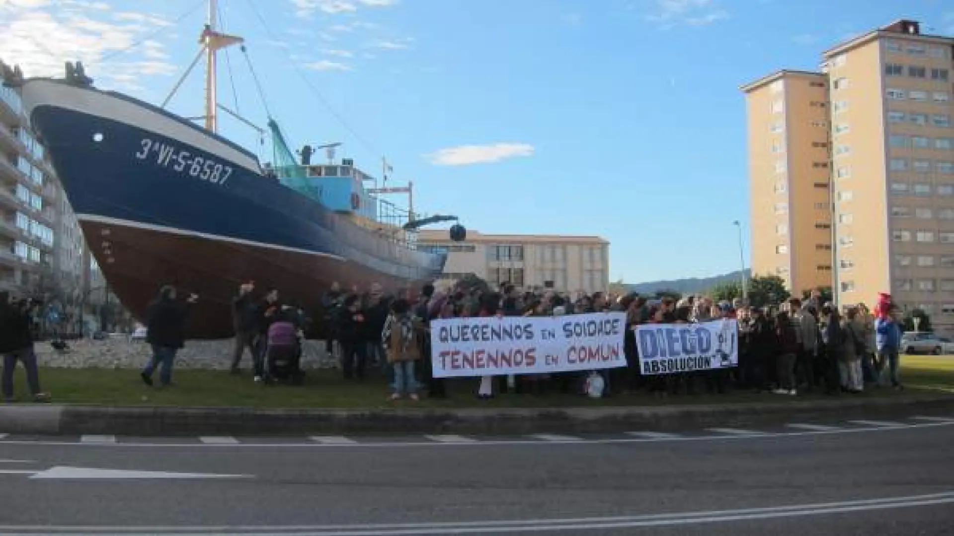 Decenas de vecinos celebran la retirada de la acusación contra el ...
