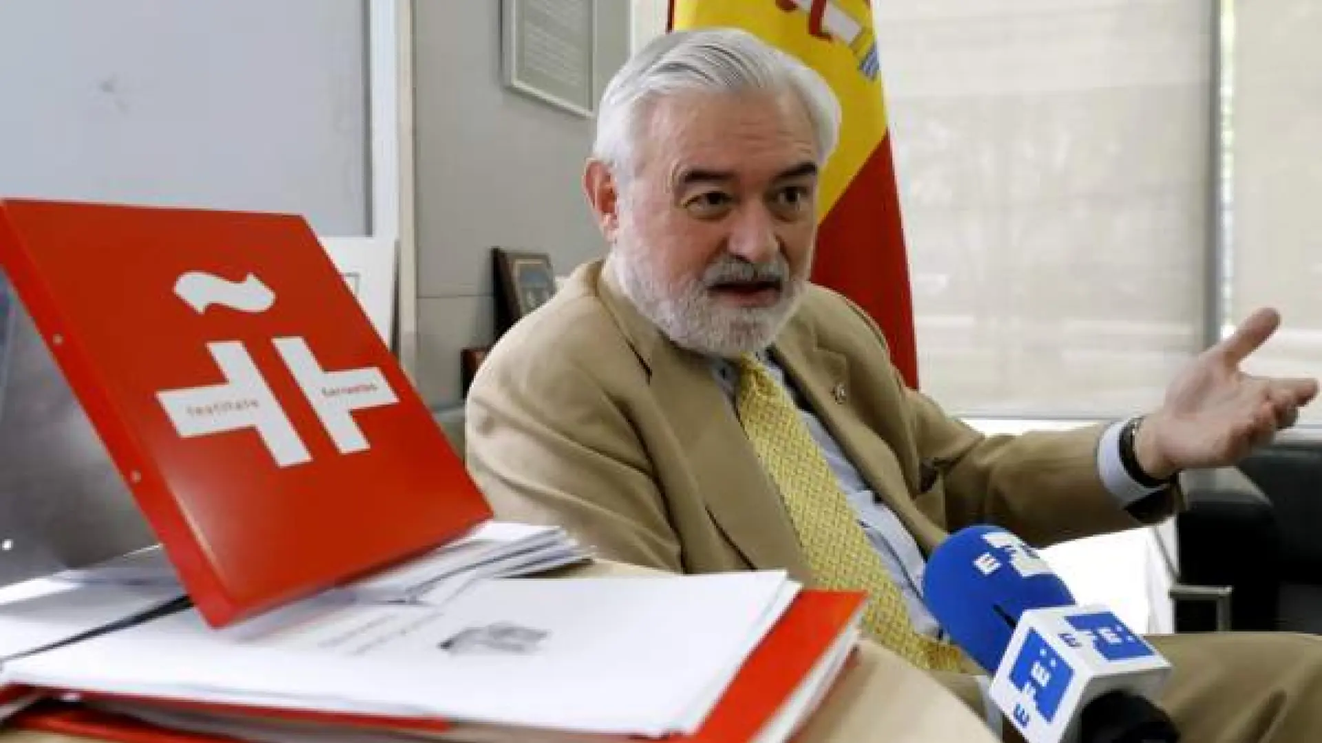 El director de la RAE: "Es absurdo que la gente diga 'tablet' en lugar ...