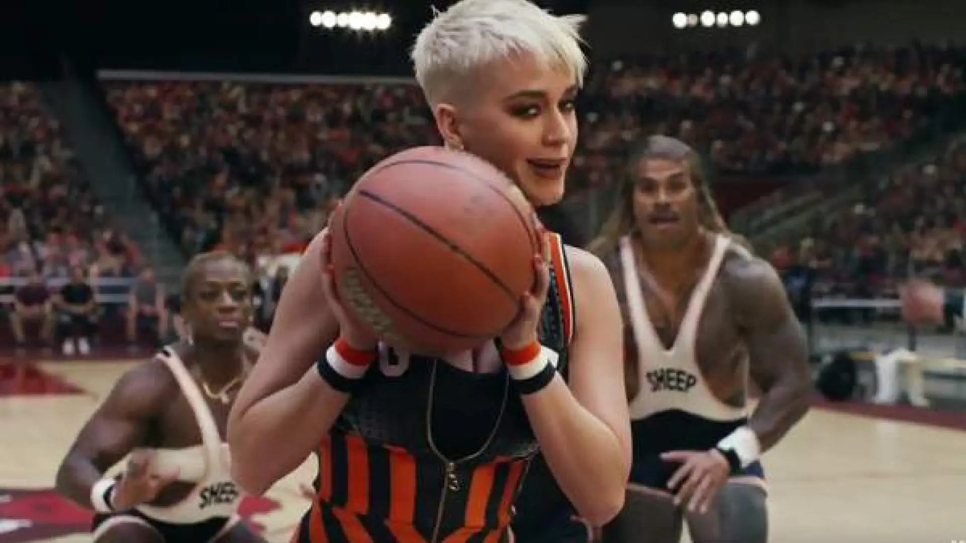 Katy Perry estrena un loco videoclip de 'Swish Swish' rodeada de famosos