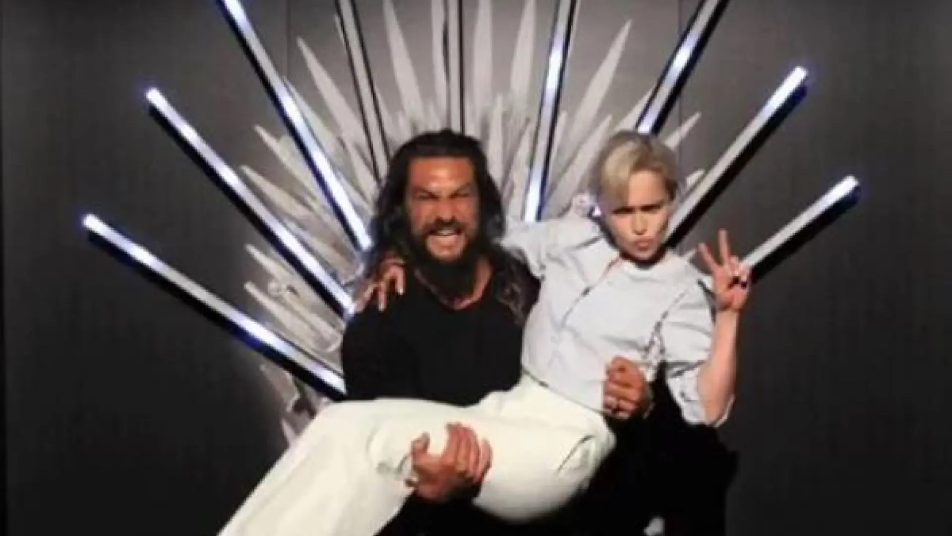 Jason Momoa se sienta en el Trono de Hierro junto a Emilia Clarke ...