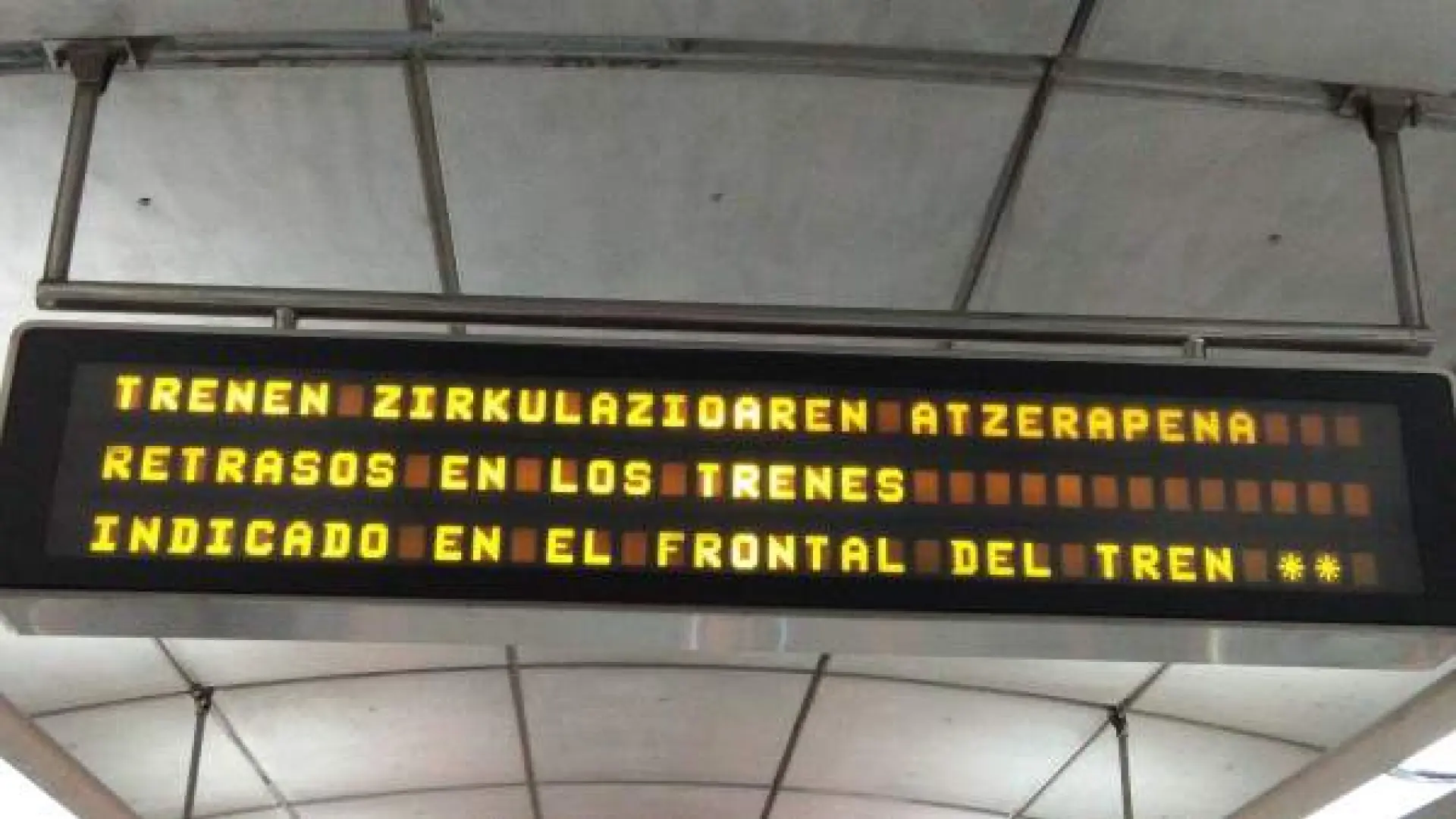 Solucionada la avería en la aguja de Etxebarri que ha ocasionado retrasos en las frecuencias de ...