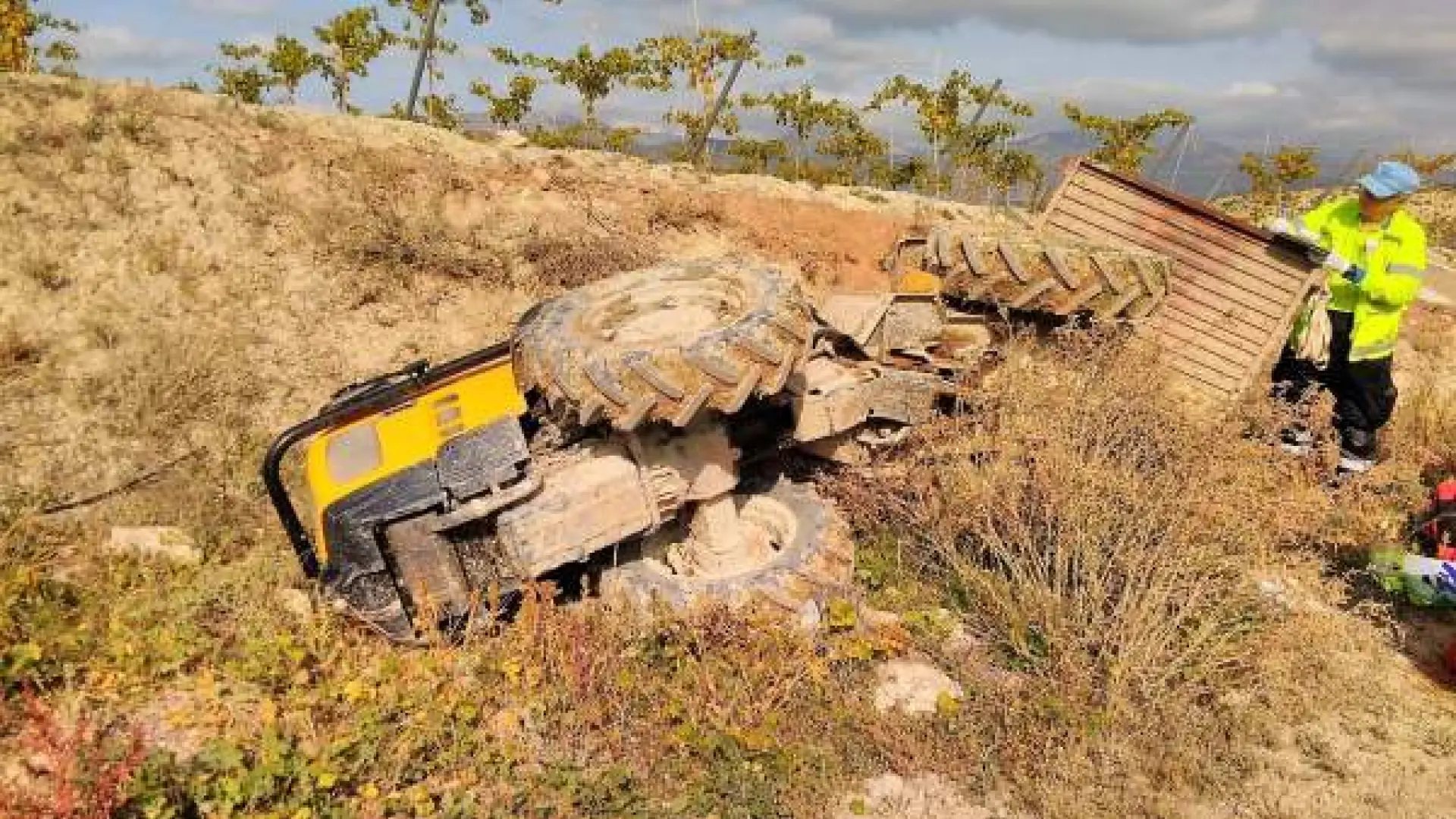 Fallece un hombre al volcar el tractor que conducía y quedar sepultado ...
