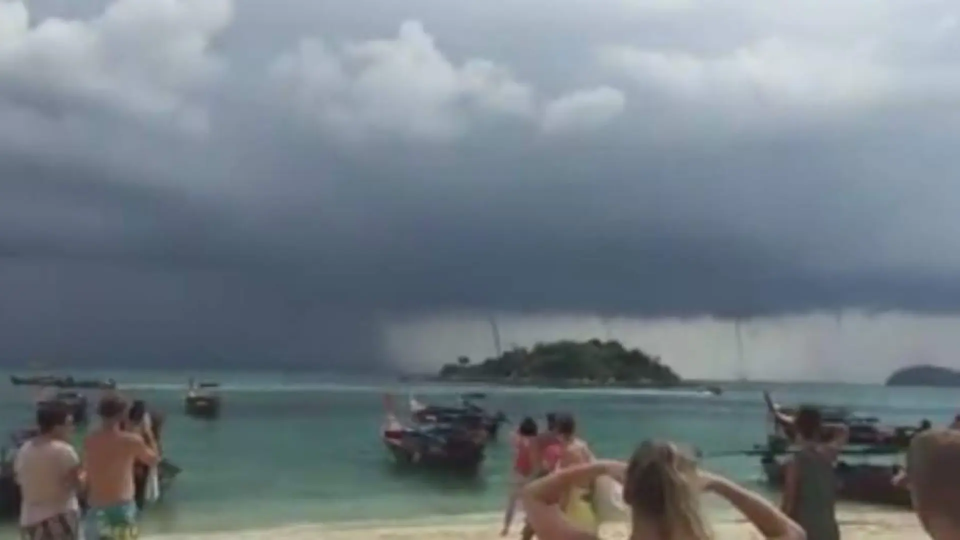 Vídeo: Vídeo: Cuatro trombas marinas surgen a la vez en el cielo