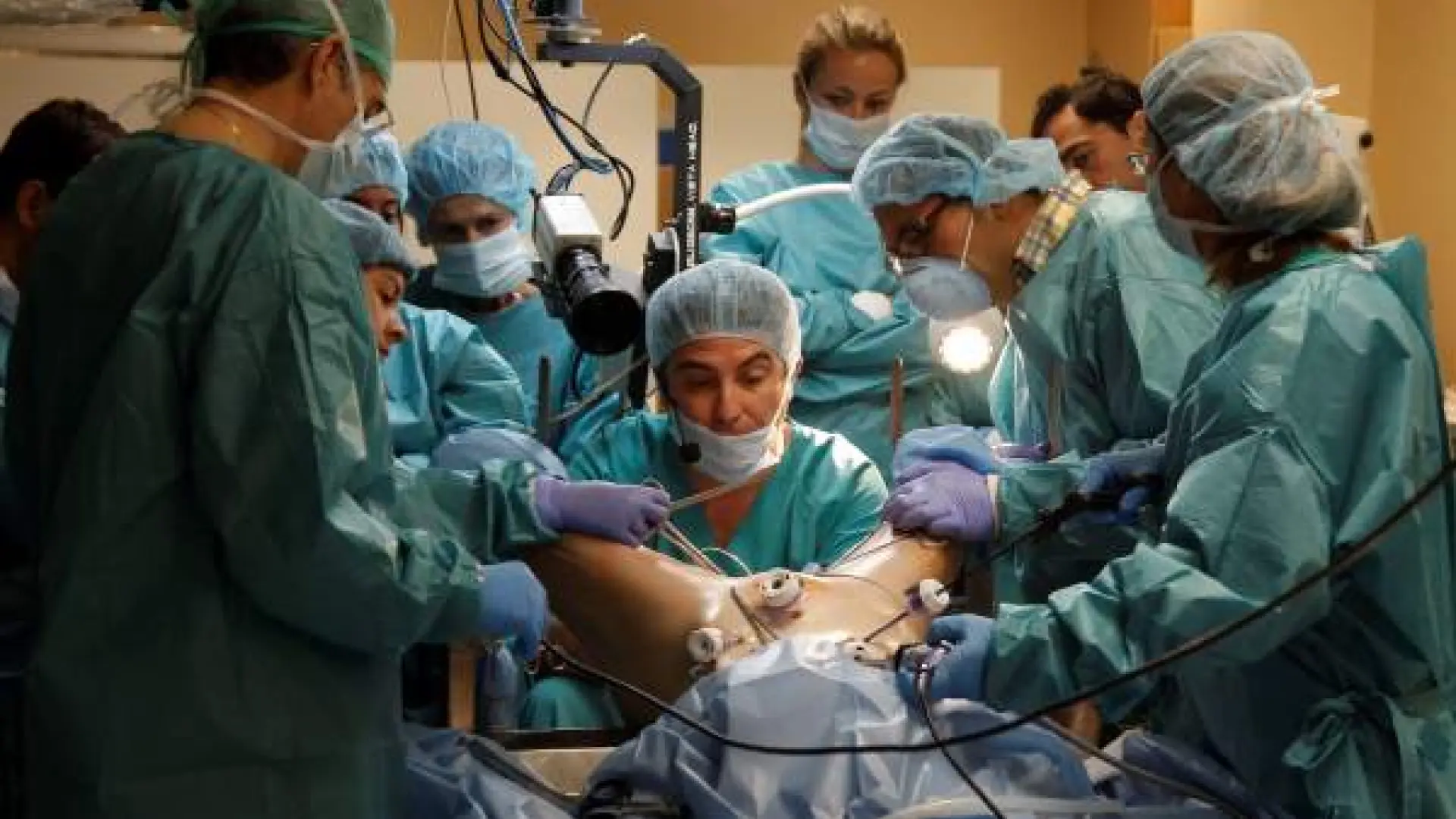 Una técnica prueba una pionera prótesis vaginal en cadáveres masculinos