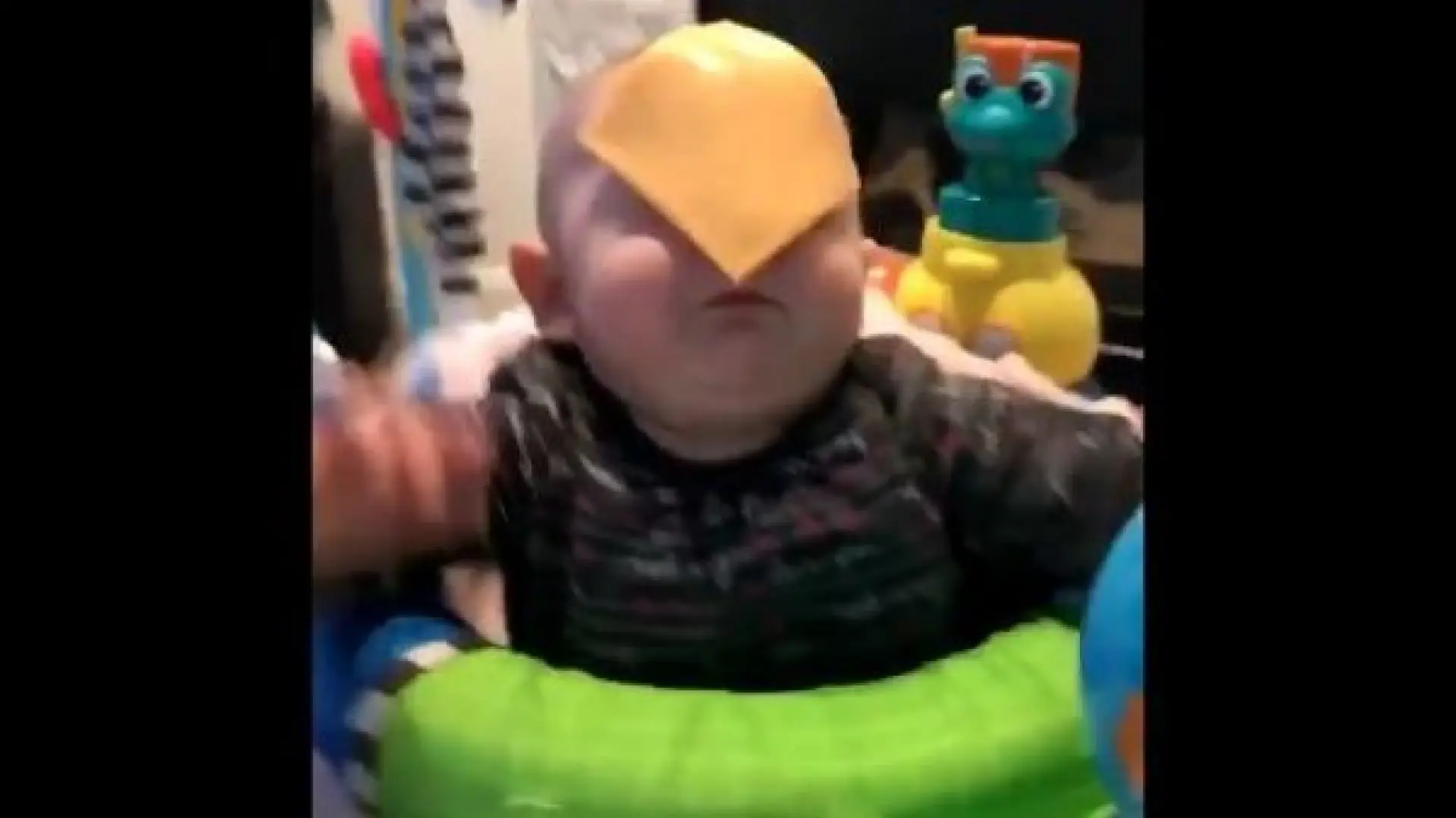 Tirar lonchas de queso a bebés, el último (y absurdo) reto viral de ...