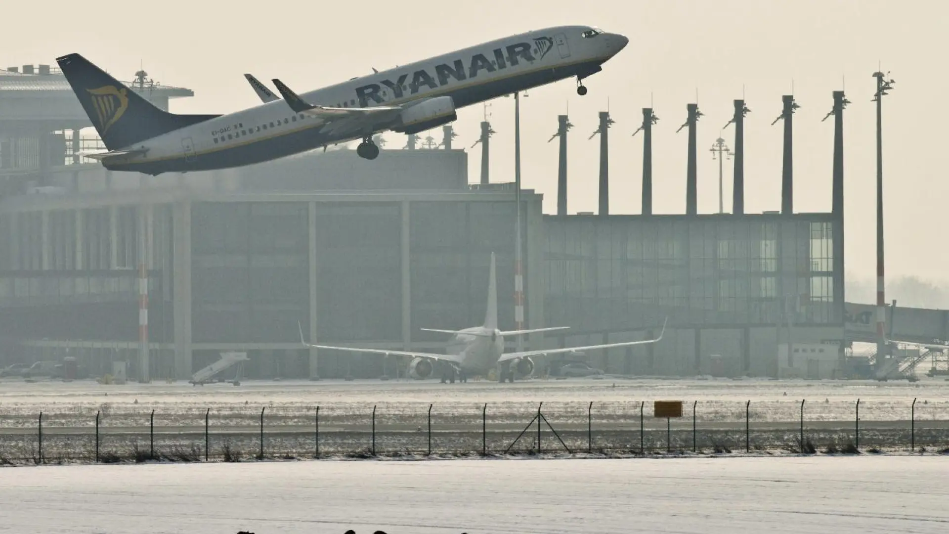 NOTICIAS BOEING - Boeing se desploma en bolsa tras el veto a su avión 737 en China tras el accidente