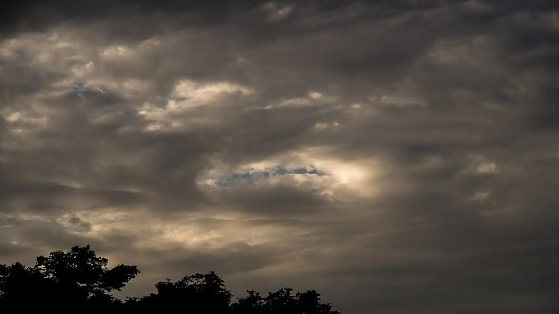 Nubes Oscuras De Lluvia Sobre El Agua