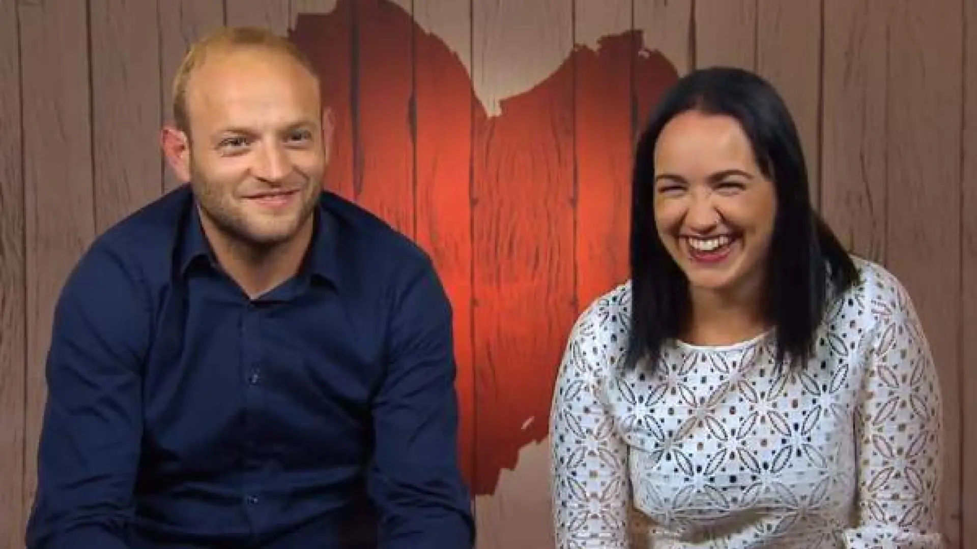 Sara, en 'First dates': "Soy un poco extraña, lo mismo creo en Dios que ...